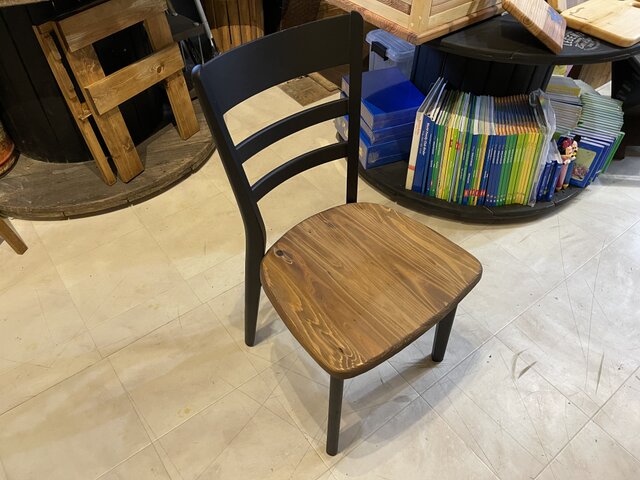 在庫あり 即納 Ok Hotaru 椅子 チェアー キッチン リビング ダーク ブラック 家具 天然木 無垢材 | iichi 日々の暮らしを心地よくするハンドメイドやアンティークのマーケットプレイス