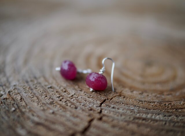 -rough Ruby- pierce | iichi 日々の暮らしを心地よくするハンドメイドやアンティークのマーケットプレイス