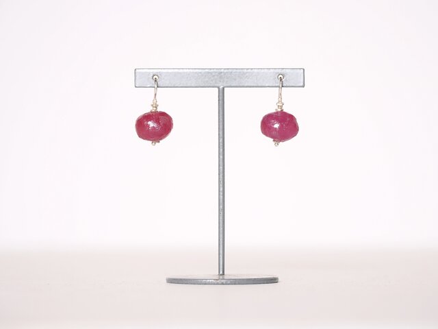 -rough Ruby- pierce | iichi 日々の暮らしを心地よくするハンドメイドやアンティークのマーケットプレイス