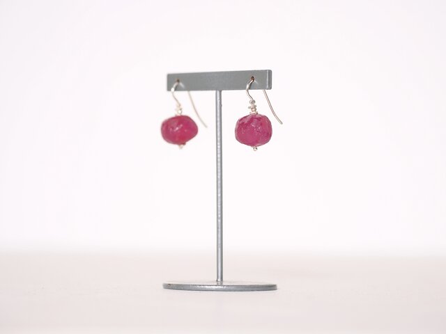 -rough Ruby- pierce | iichi 日々の暮らしを心地よくするハンドメイドやアンティークのマーケットプレイス