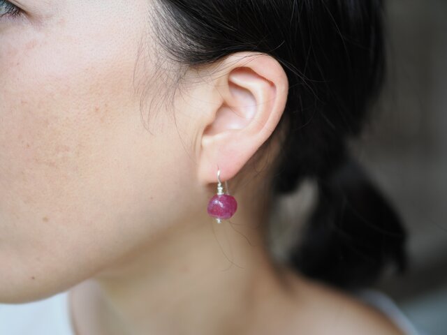 -rough Ruby- pierce | iichi 日々の暮らしを心地よくするハンドメイドやアンティークのマーケットプレイス