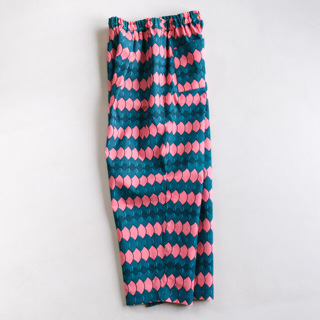 アフリカンワックスプリント タックパンツ Pinki | iichi 日々の暮らしを心地よくするハンドメイドやアンティークのマーケットプレイス