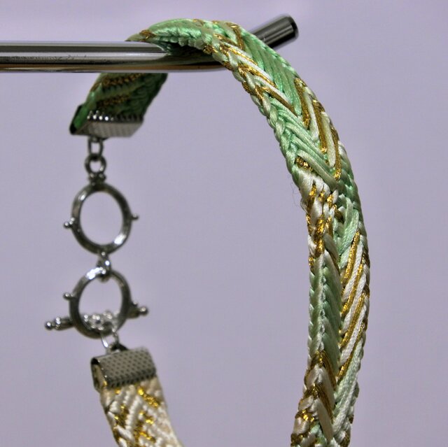 着物リメイク 帯締めで作ったブレスレット | iichi 日々の暮らしを心地よくするハンドメイドやアンティークのマーケットプレイス