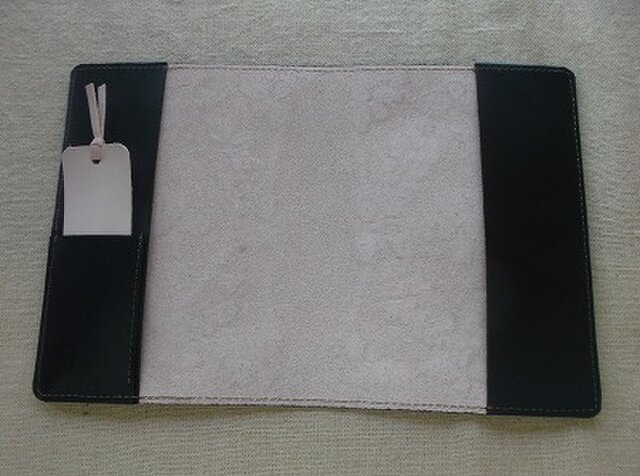 文庫サイズブックカバー 拭き染め＆刻印 牛革 | iichi 日々の暮らしを心地よくするハンドメイドやアンティークのマーケットプレイス