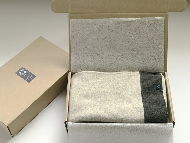 温度を纏う。純カシミヤふっくらマフラー[ KUMI-IRO ] 杢ベージュ/ミルクホワイト/コーヒーブラウン | iichi 日々の暮らしを心地よくするハンドメイドやアンティークのマーケットプレイス