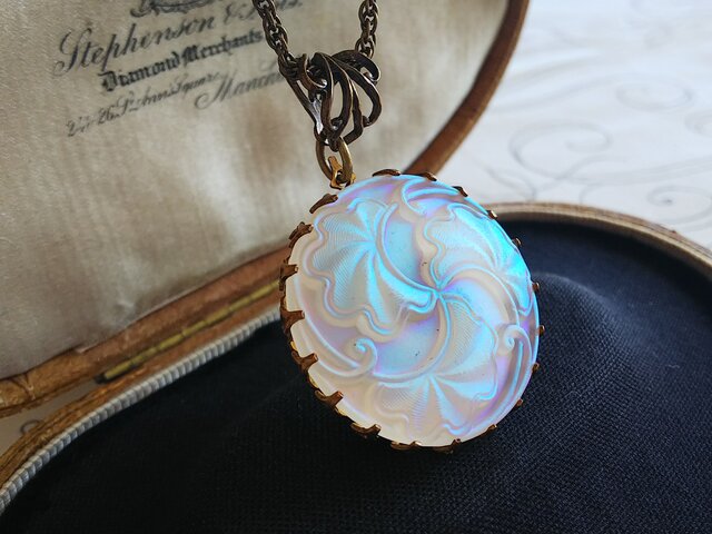 ヴィンテージ イチョウの葉／Aurora（30㎜）クラシカルネックレス | iichi 日々の暮らしを心地よくするハンドメイドやアンティークのマーケットプレイス