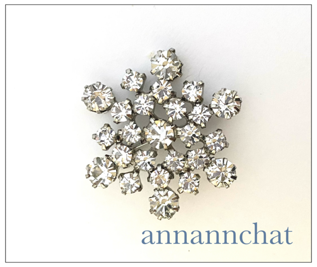 【ビンテージ ラインストーン snowflake ブローチ】1960年 | iichi 日々の暮らしを心地よくするハンドメイドやアンティークのマーケットプレイス