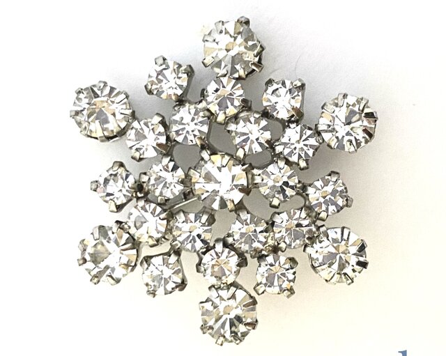 【ビンテージ ラインストーン snowflake ブローチ】1960年 | iichi 日々の暮らしを心地よくするハンドメイドやアンティークのマーケットプレイス