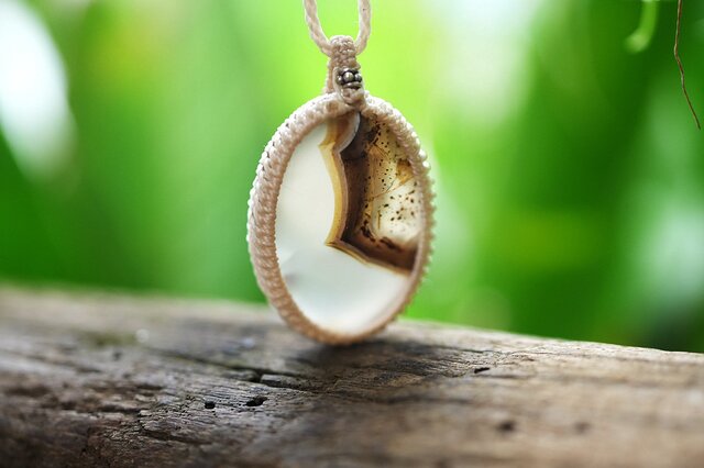 芸術模様瑠璃ブラウンアゲート マクラメネックレス 1702 | iichi 日々の暮らしを心地よくするハンドメイドやアンティークのマーケットプレイス