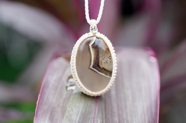 芸術模様瑠璃ブラウンアゲート マクラメネックレス 1702 | iichi 日々の暮らしを心地よくするハンドメイドやアンティークのマーケットプレイス