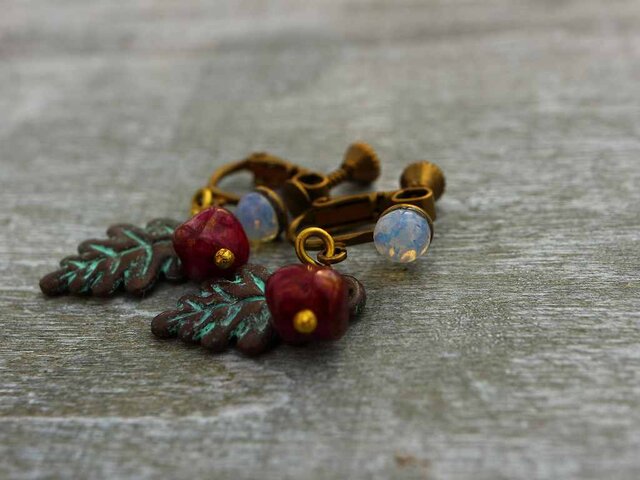 ヴィンテージフランス＊木の実＊ヴィンテージガラス＊イヤリング＊no.726 | iichi 日々の暮らしを心地よくするハンドメイドやアンティークのマーケットプレイス