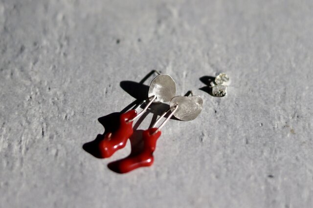 赤珊瑚のピアス | iichi 日々の暮らしを心地よくするハンドメイドやアンティークのマーケットプレイス