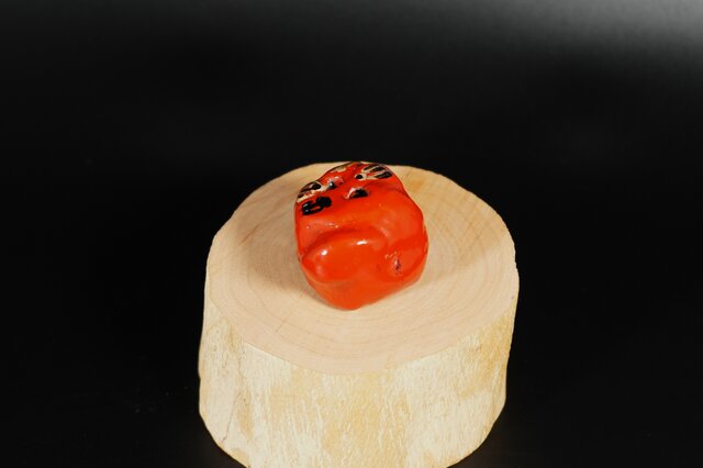 Netsuke Makie Nemuri Neko - Shu 004 根付 蒔絵 眠り猫 (朱) | iichi 日々の暮らしを心地よくするハンドメイドやアンティークのマーケットプレイス