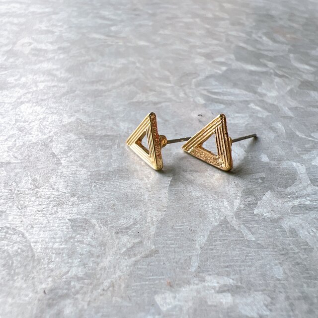 P510-ヴィンテージピアス U.S.A. Gold Tone Triangle Mini Pierced Earrings | iichi 日々の暮らしを心地よくするハンドメイドや ...