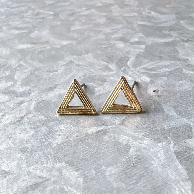 P510-ヴィンテージピアス U.S.A. Gold Tone Triangle Mini Pierced Earrings | iichi 日々の暮らしを心地よくするハンドメイドや ...