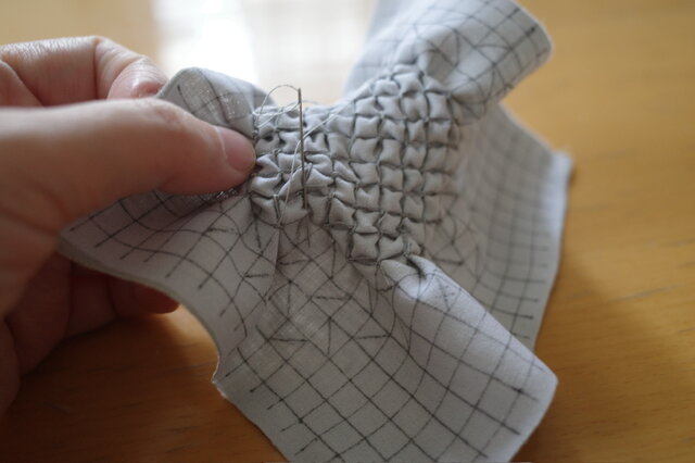 Smocking brooch・ダークパープル（小） | iichi 日々の暮らしを心地よくするハンドメイドやアンティークのマーケットプレイス