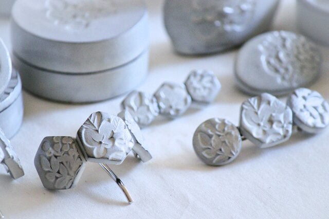 【クリスマス特別作品】: : : 陶土の草花ポニーフック : : : 1333 | iichi 日々の暮らしを心地よくするハンドメイドやアンティークのマーケットプレイス