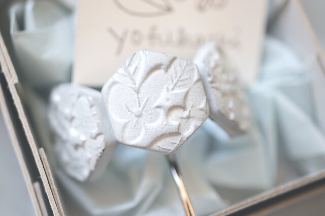 【クリスマス特別作品】: : : 陶土の草花ポニーフック : : : 1333 | iichi 日々の暮らしを心地よくするハンドメイドやアンティークのマーケットプレイス