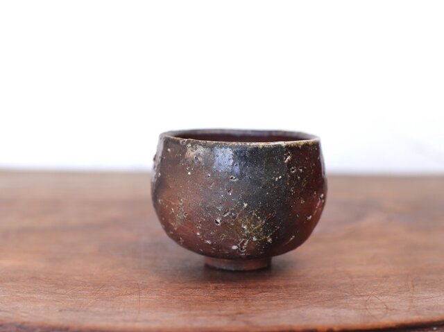 備前焼 ぐい呑み gi-041 | iichi 日々の暮らしを心地よくするハンドメイドやアンティークのマーケットプレイス