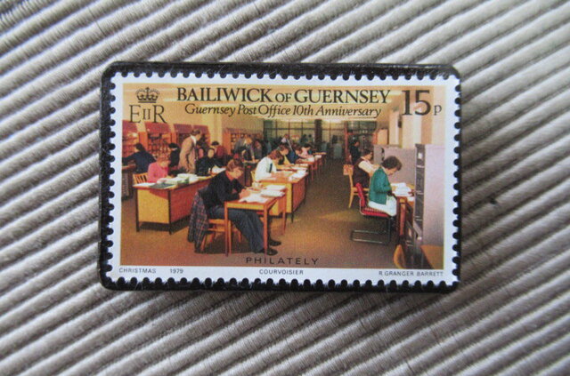 ガーンジー クリスマス切手ブローチ10148 | iichi 日々の暮らしを心地よくするハンドメイドやアンティークのマーケットプレイス