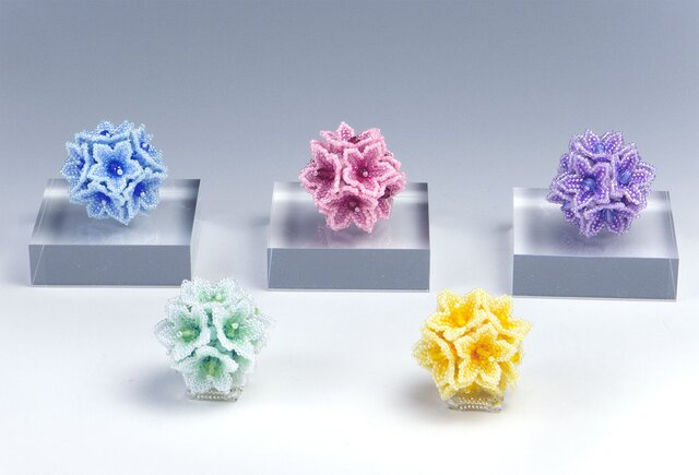 フラワーボールのオーナメント・ブルー | iichi 日々の暮らしを心地よくするハンドメイドやアンティークのマーケットプレイス