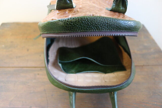 2トーンカラーの縦長ボストンbag | iichi 日々の暮らしを心地よくするハンドメイドやアンティークのマーケットプレイス