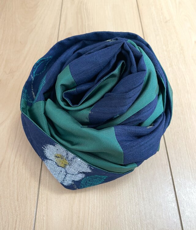 ＊アンティーク着物＊白椿模様手織り真綿紬のパッチスヌード | iichi 日々の暮らしを心地よくするハンドメイドやアンティークのマーケットプレイス