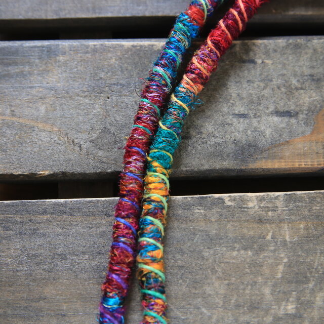 【ま様ご依頼品】Crazy-color麻紐ヘンプカメラストラップ（2重リング） | iichi 日々の暮らしを心地よくするハンドメイドやアンティークのマーケットプレイス