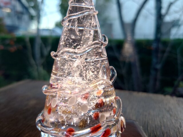 ☆新作☆ガラスのクリスマスツリーRuby | iichi 日々の暮らしを心地よくするハンドメイドやアンティークのマーケットプレイス