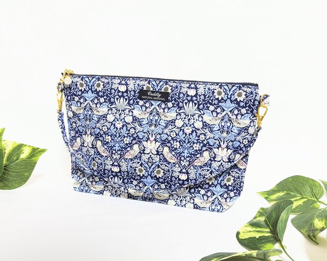 ストロベリーシーフの2Way横長ポーチ | iichi 日々の暮らしを心地よくするハンドメイドやアンティークのマーケットプレイス