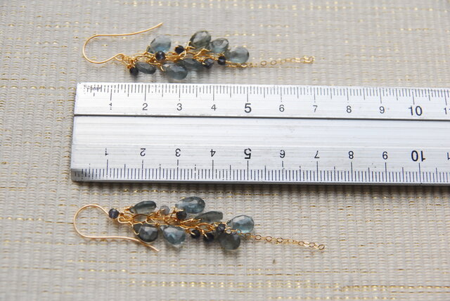 カイヤナイトとアイオライトの実のピアス 14kgf | iichi 日々の暮らしを心地よくするハンドメイドやアンティークのマーケットプレイス