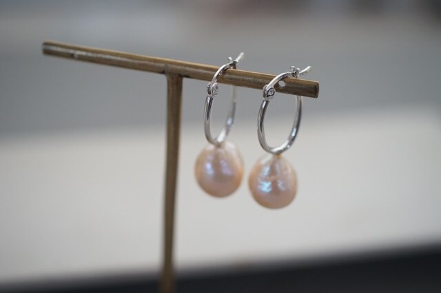 【drop】silver925 バロックパールフープピアス 1 | iichi 日々の暮らしを心地よくするハンドメイドやアンティークのマーケットプレイス