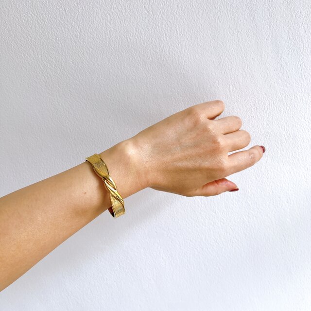 BM17-【 MONET 】モネ・ヴィンテージブレスレット Gold Tone Hinged Cuff Bracelet | iichi 日々の暮らしを心地よくするハンドメイドやアンティークの ...