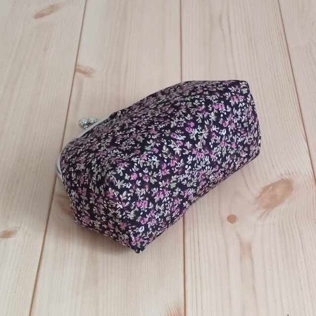 【期間限定SALE】大人っぽい小花柄 がま口ポーチ 12cm口金 黒 407 | iichi 日々の暮らしを心地よくするハンドメイドやアンティークのマーケットプレイス