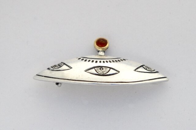 目のUFO ブローチ | iichi 日々の暮らしを心地よくするハンドメイドやアンティークのマーケットプレイス