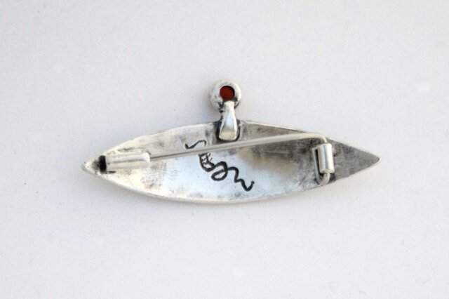 目のUFO ブローチ | iichi 日々の暮らしを心地よくするハンドメイドやアンティークのマーケットプレイス