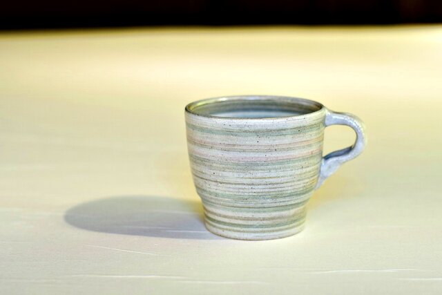 回転模様のマグカップ iMw-019 | iichi 日々の暮らしを心地よくするハンドメイドやアンティークのマーケットプレイス