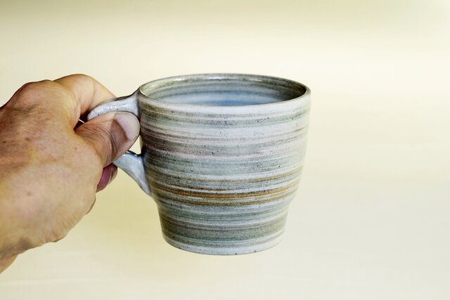 回転模様のマグカップ iMw-019 | iichi 日々の暮らしを心地よくするハンドメイドやアンティークのマーケットプレイス