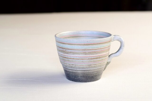 回転模様のマグカップ iMw-020 | iichi 日々の暮らしを心地よくするハンドメイドやアンティークのマーケットプレイス