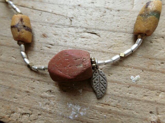 ＊期間限定＊happy price＊とらいばるなネックレス。＠ジャワビーズ＋アフリカのビーズ＋カレンシルバー＋真鍮ビーズのコピー | iichi 日々の暮らしを心地よくするハンドメイドや ...