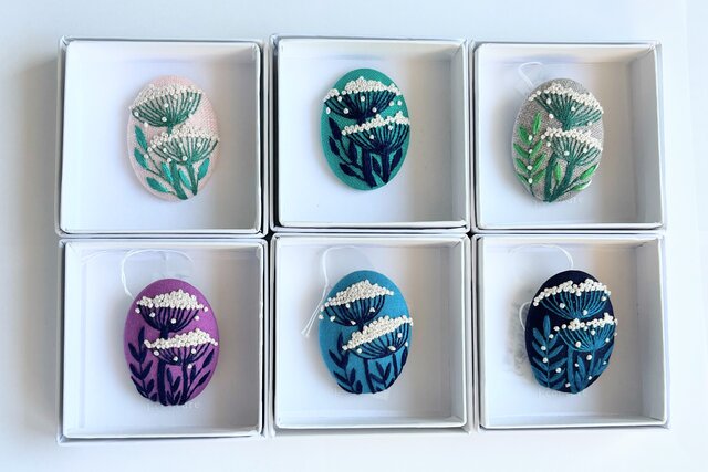 草花の刺繍ブローチ【botanical】#322 | iichi 日々の暮らしを心地よくするハンドメイドやアンティークのマーケットプレイス