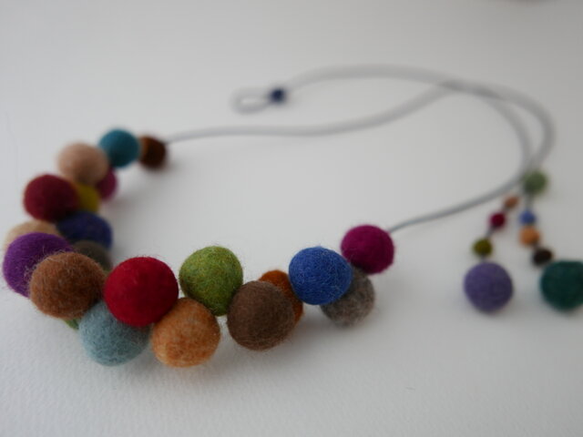 Single loop_L balls C04 | iichi 日々の暮らしを心地よくするハンドメイドやアンティークのマーケットプレイス