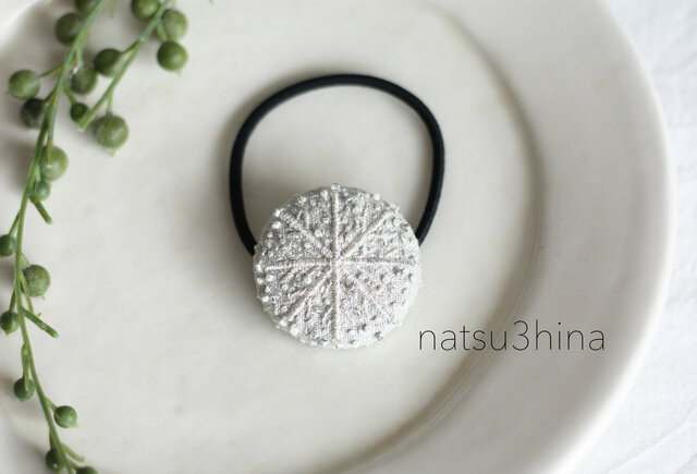 雪の結晶grayヘアゴム | iichi 日々の暮らしを心地よくするハンドメイドやアンティークのマーケットプレイス
