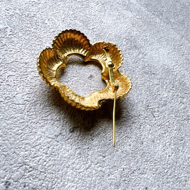 SC116-ヴィンテージブローチ U.S.A. 1970s Gold-tone flower motif brooch | iichi 日々の暮らしを心地よくするハンドメイドやアンティークの ...