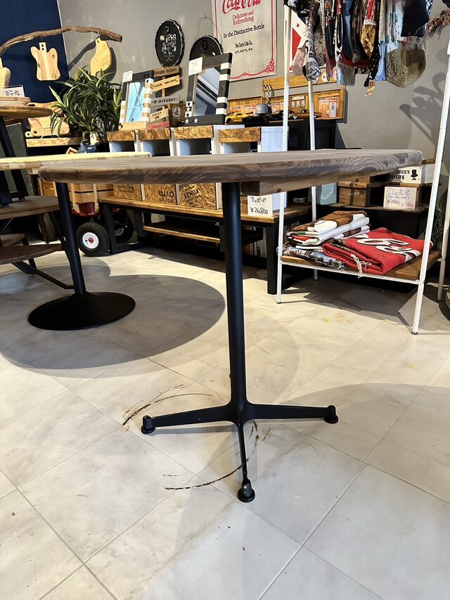 在庫あり 即納 Hotaru 丸テーブル 机 リビング ダーク アイアン カフェ アップサイクル 天然木 無垢材 | iichi 日々の暮らしを心地よくするハンドメイドやアンティークの ...