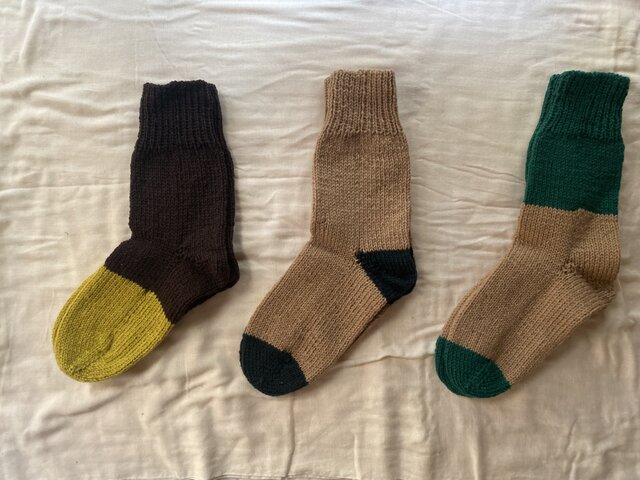 手編みの靴下 カラシブラウン or ベージュ or ベージュグリーン | iichi 日々の暮らしを心地よくするハンドメイドやアンティークのマーケットプレイス
