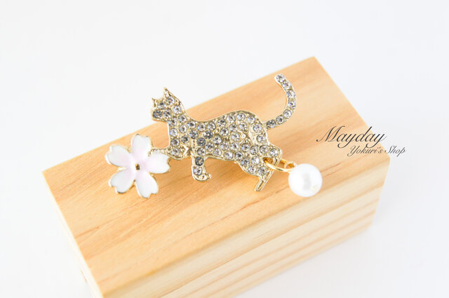 『桜と猫の散歩ブローチ』 | iichi 日々の暮らしを心地よくするハンドメイドやアンティークのマーケットプレイス