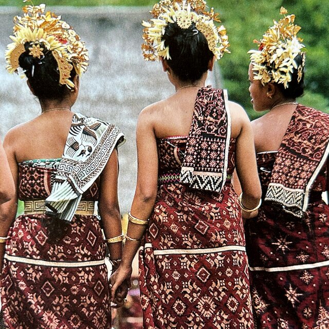 バリ島伝統模様 刺繍の耳飾り[segi tiga] Balinese color | iichi 日々の暮らしを心地よくするハンドメイドやアンティークのマーケットプレイス