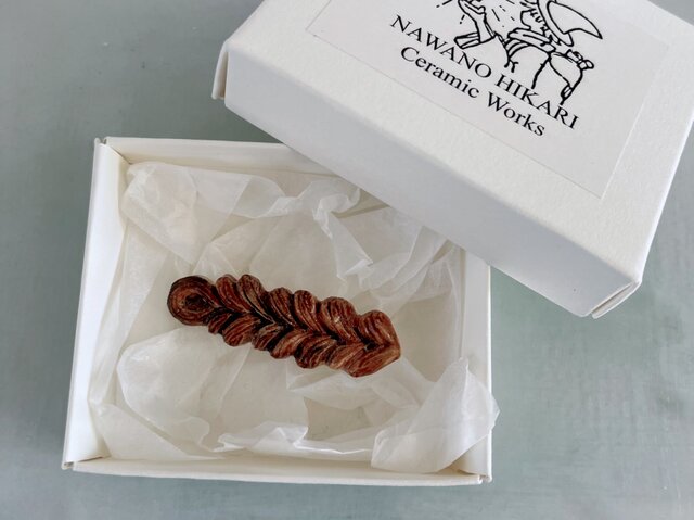 ねじりチョコスティックパン[陶器ブローチ] | iichi 日々の暮らしを心地よくするハンドメイドやアンティークのマーケットプレイス