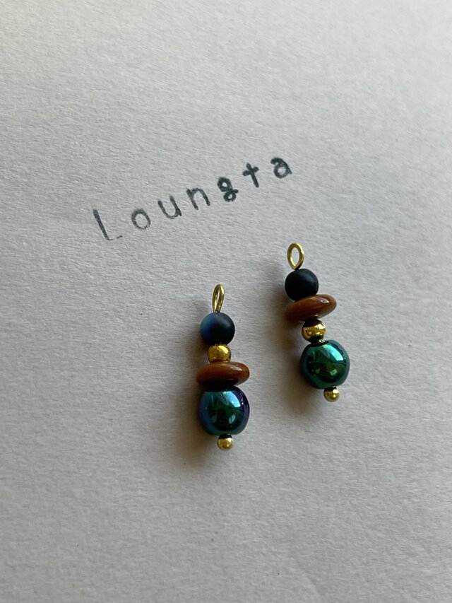 チェコビーズピアス 個性派ピアス 高品質樹脂ピアスブラック×グリーン×ブラウン×ゴールド 小ぶりピアス | iichi 日々の暮らしを心地よくするハンドメイドやアンティークのマーケットプレイス